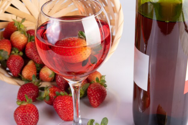 Best Strawberry Wines: A Delightful Guide for Enthusiasts